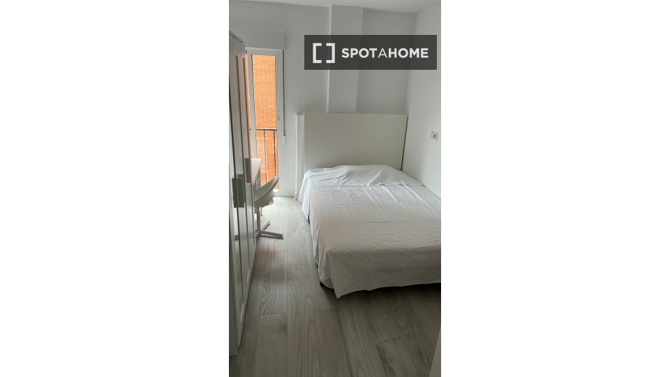 Room in shared flat, Carlos Haya, Malaga (ref: 1517579) | Spotahome