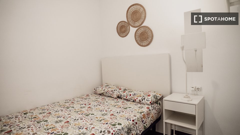 Room in 6-bedroom flat for rent in Sant Antoni, Barcelona (ref: 1511640 ...