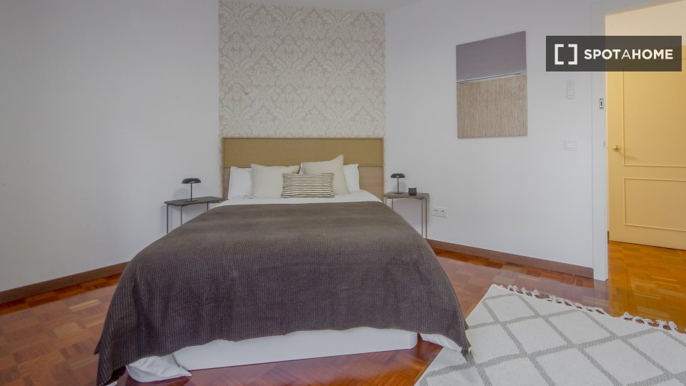 Se alquila habitación en piso de 7 habitaciones (ref: 1325984) | Spotahome
