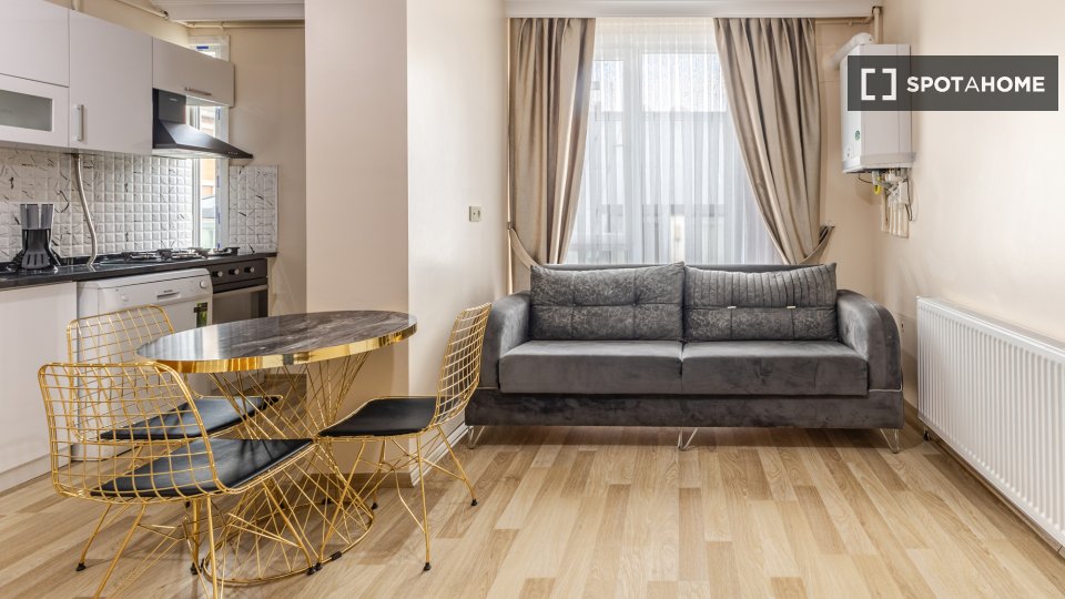 Central Flat Near Metro and Trump Mall in Sisli (ref: 1251732) | Spotahome