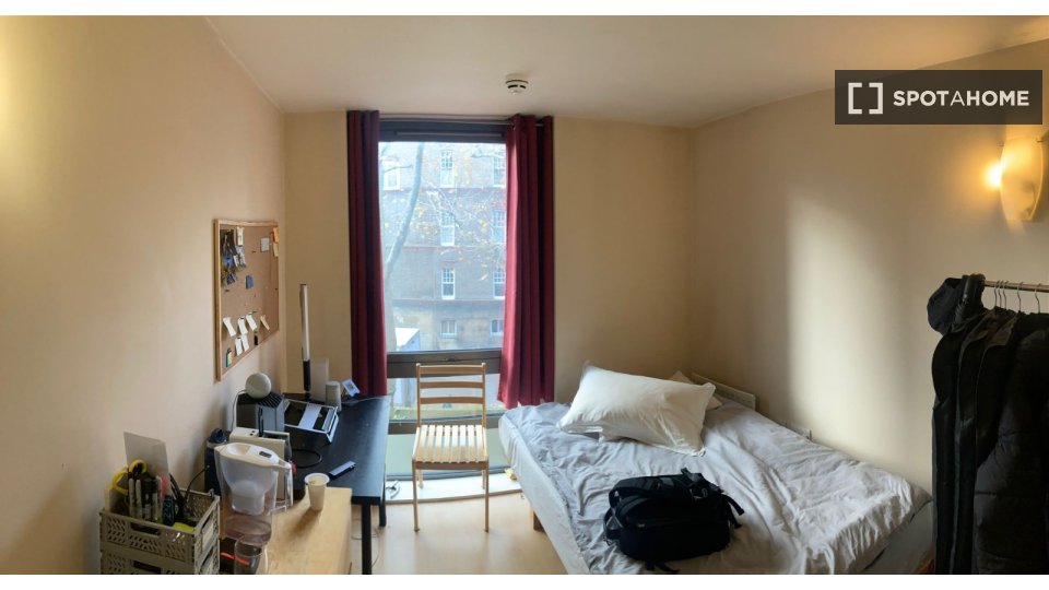 Room for rent in a 3 bedroom apartment in Stockwell, London (ref ...