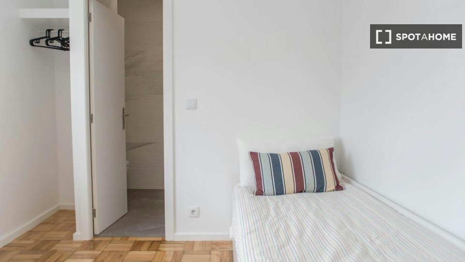 Quarto para alugar em apartamento de 14 quartos em Rio Tinto, Porto ...