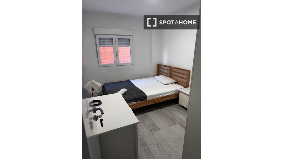 Room in shared flat, Carlos Haya, Malaga (ref: 1517580) | Spotahome